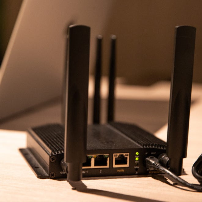 Peplink MAX BR1 Pro 5G Router and External MIMO Antenna Kit